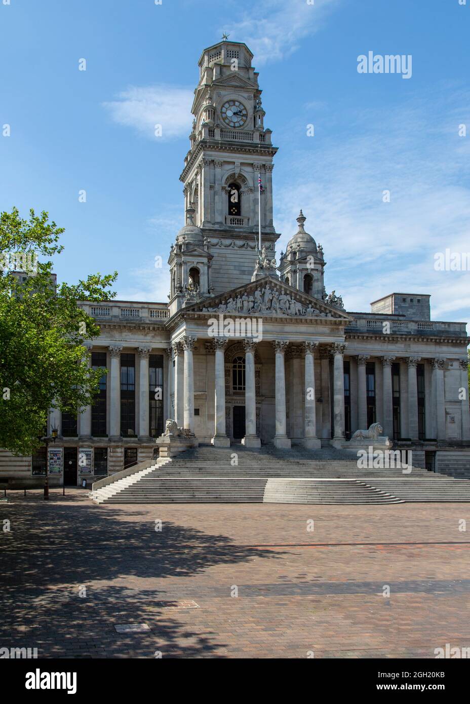 Portsmouth guildhall steps hi-res stock photography and images - Alamy