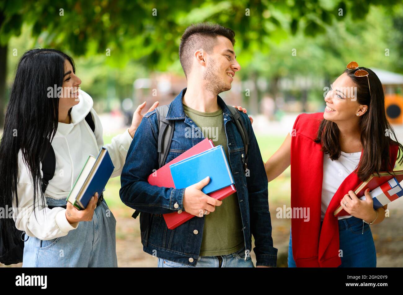 Teen boy girl talking outdoor hi-res stock photography and images - Alamy