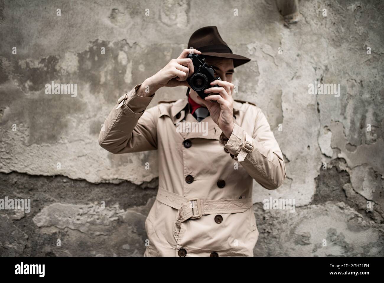Spy or paparazzo photographer, man using camera in a city street Stock ...