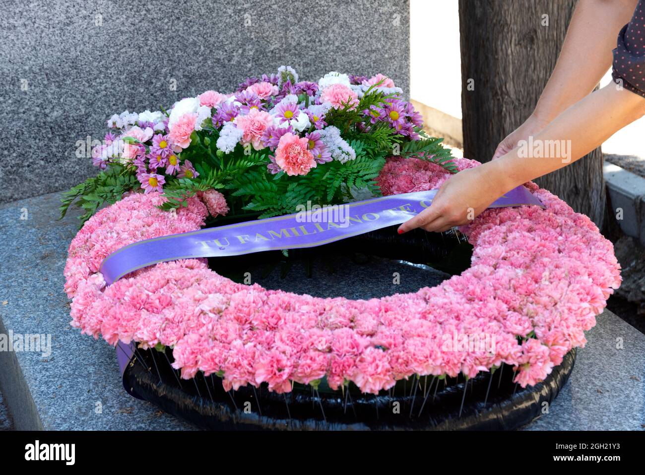 Wreath on a grave hi-res stock photography and images - Alamy