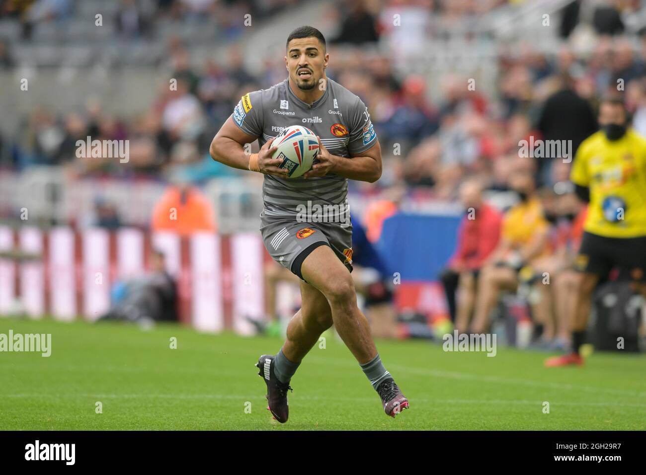 Fouad Yaha (5) of Catalans Dragons runs forward with the ball Stock Photo - Alamy