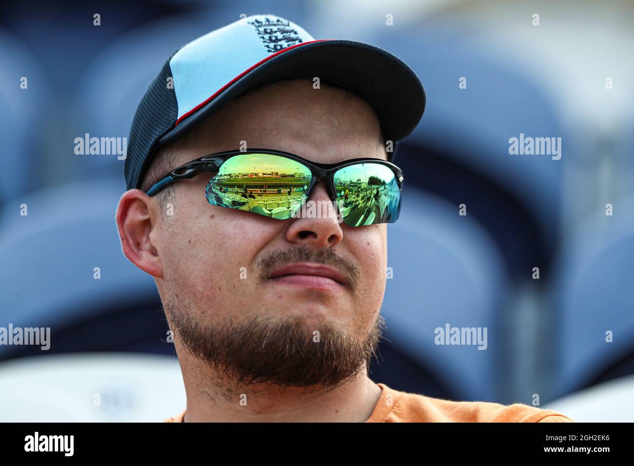 Spectators glasses hi-res stock photography and images - Alamy