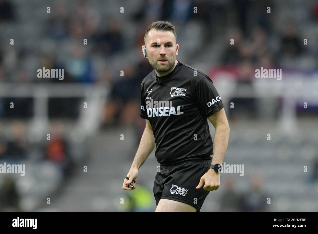Referee liam moore hi-res stock photography and images - Alamy