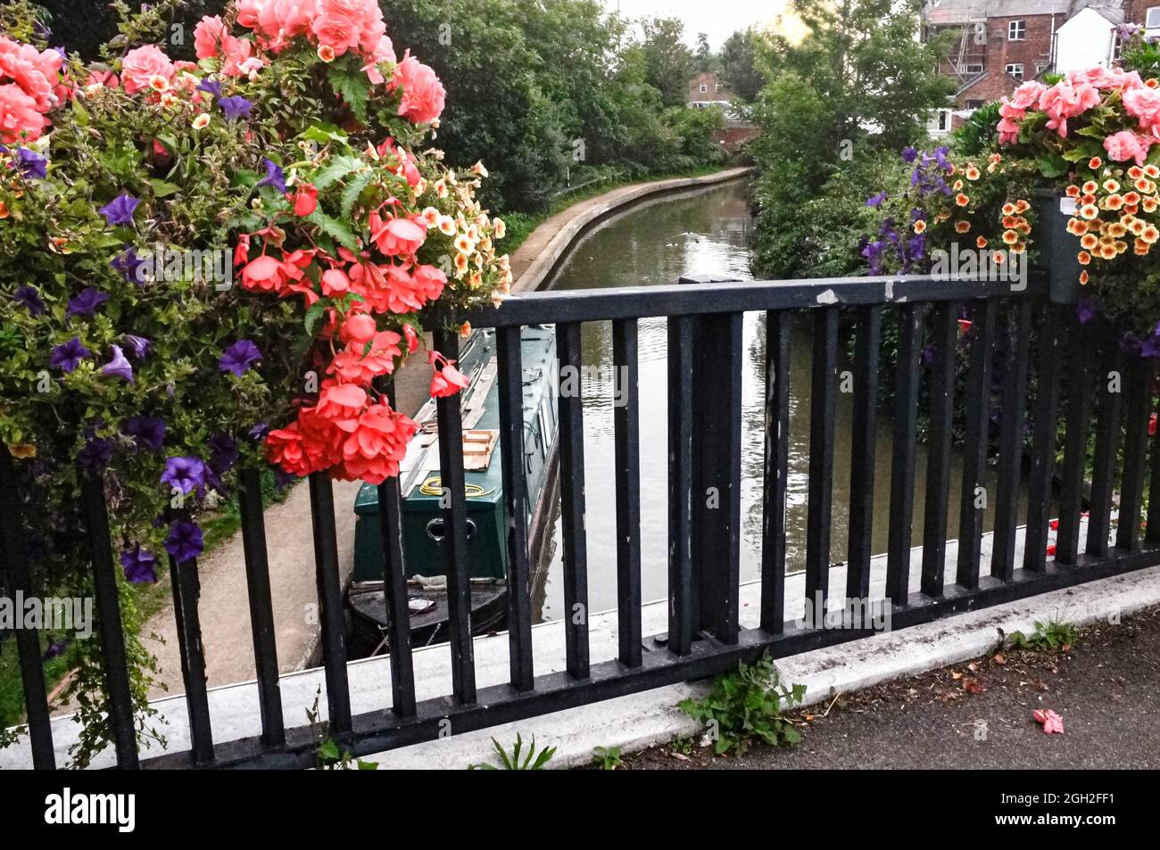 Albion Bridge over the Oxford Canal, Banbury, Oxfordshire. Hanging ...