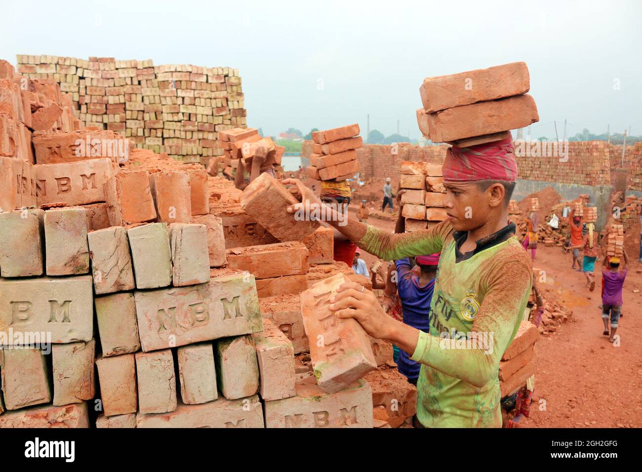 Child work bangladesh brick hi-res stock photography and images - Alamy