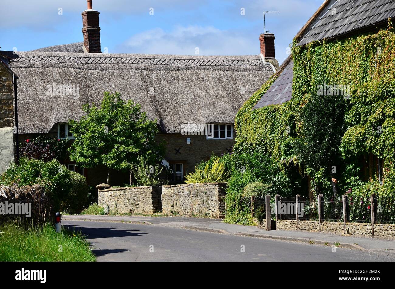 Thatched cottage in Yetminster village in north Dorset UK Stock Photo ...