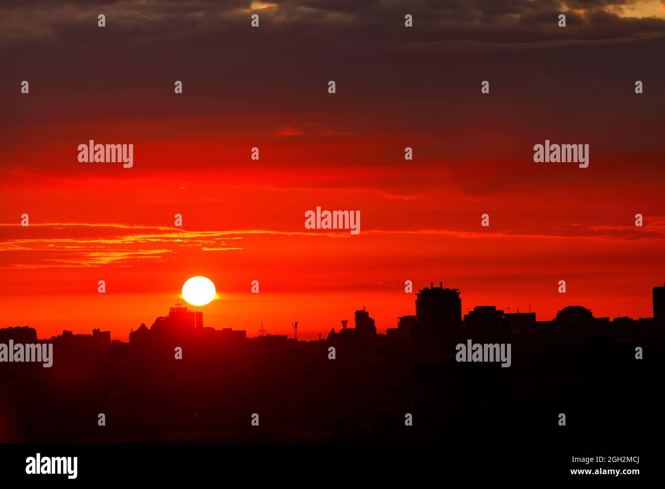 The bright sun floods the sky with red light in the early morning ...