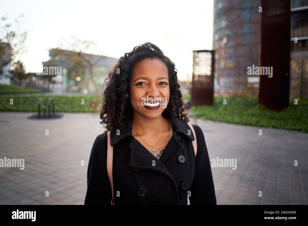 African woman next building hi-res stock photography and images - Alamy
