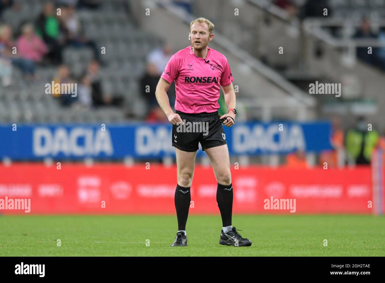 Referee Robert Hicks in action Stock Photo - Alamy