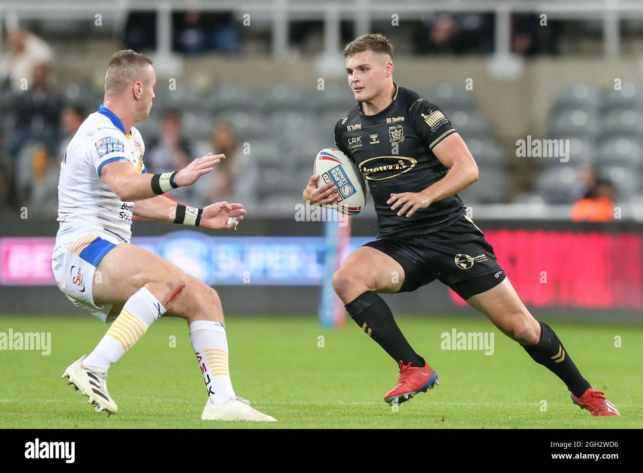 Cameron Scott (24) of Hull FC runs at the Leeds defence Stock Photo - Alamy