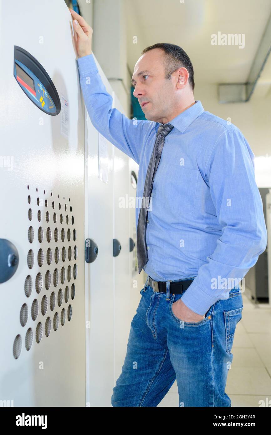 man pointing looking at vending machine Stock Photo - Alamy