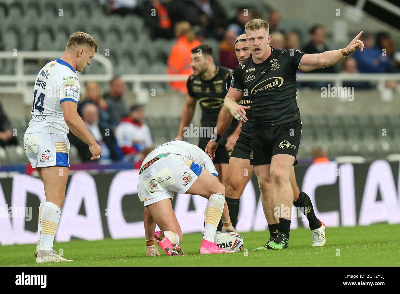 Brad Fash (17) of Hull FC directs his team mates in, on 9/4/2021 ...