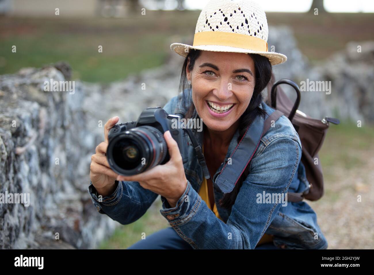 Pretty woman crouching camera hi-res stock photography and images - Alamy