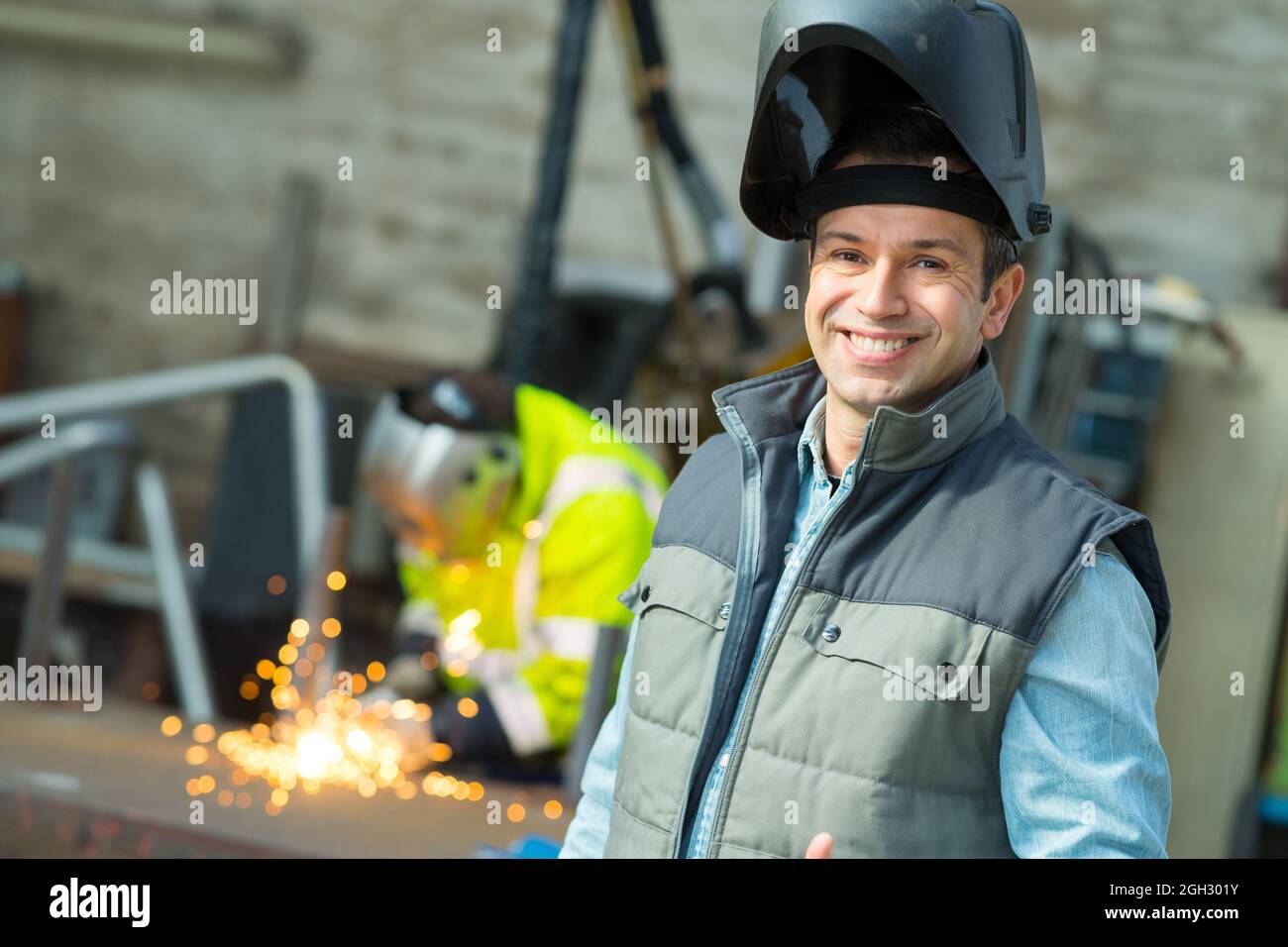 Man wearing welding helmet welding hi-res stock photography and images ...