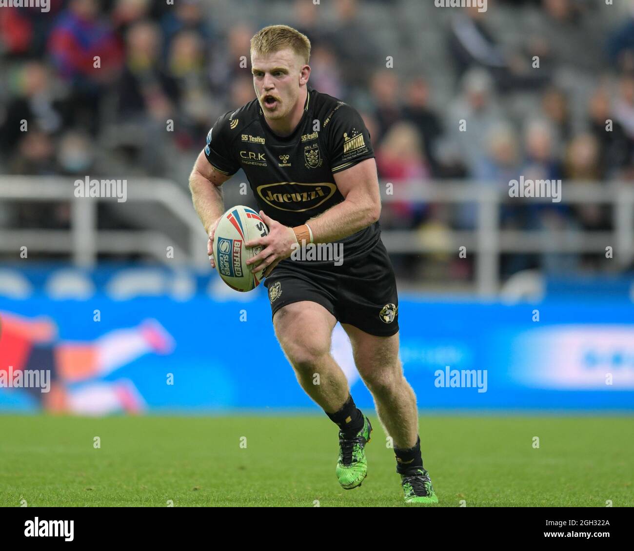 Brad Fash (17) of Hull FC runs forward with the ball Stock Photo - Alamy