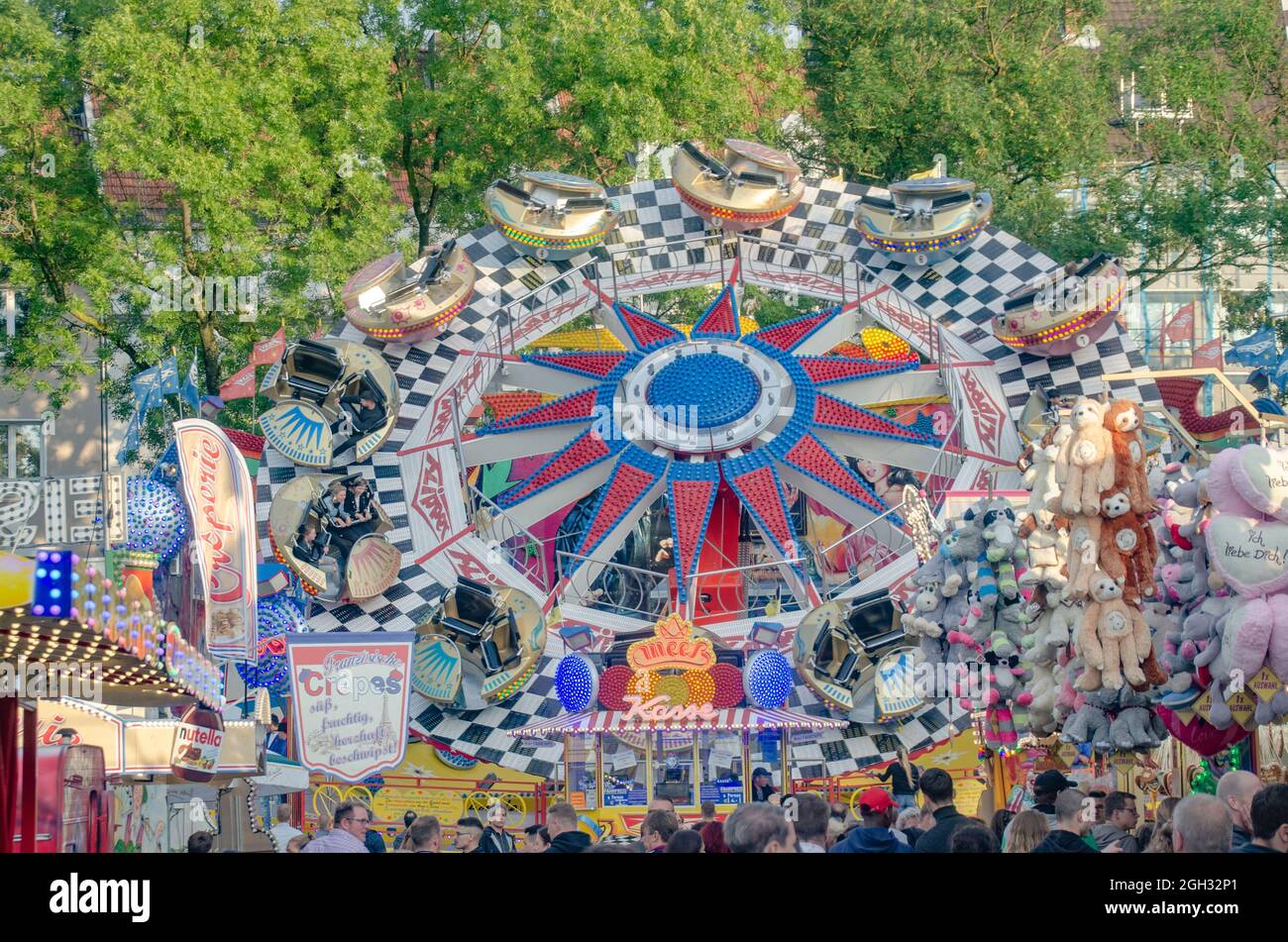 The "Kirmes Oecher Bend" takes place twice a year on the Bendplatz in ...
