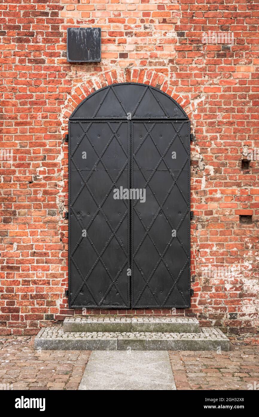 Iron door castle door hi-res stock photography and images - Alamy