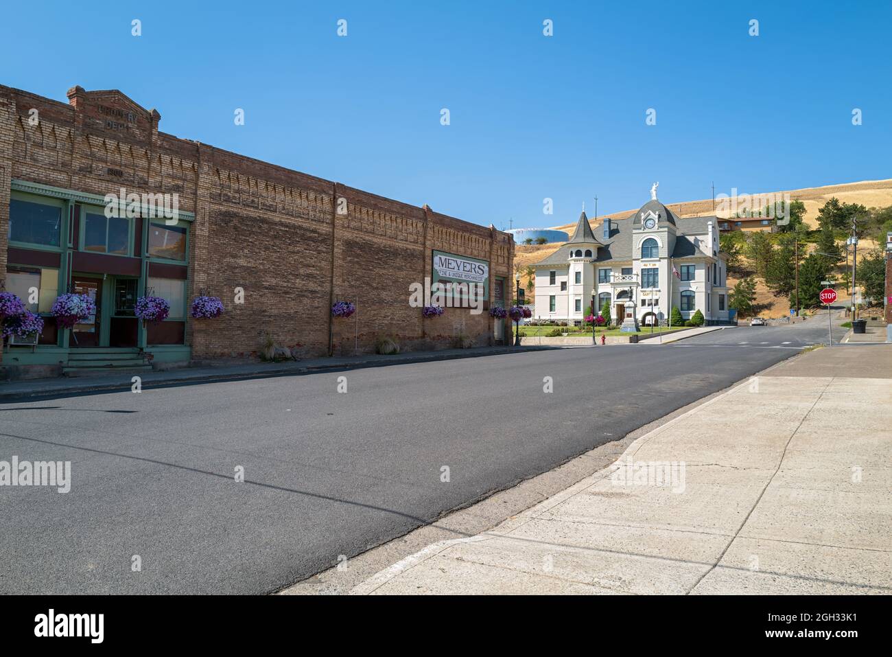 The Meyers building and Garfield County Courthouse in Pomeroy ...