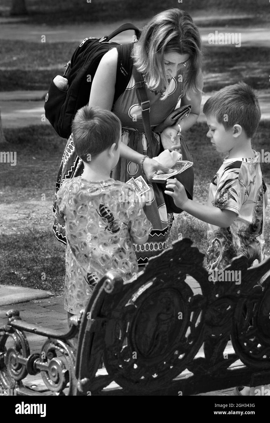 Woman travel children in Black and White Stock Photos & Images - Alamy