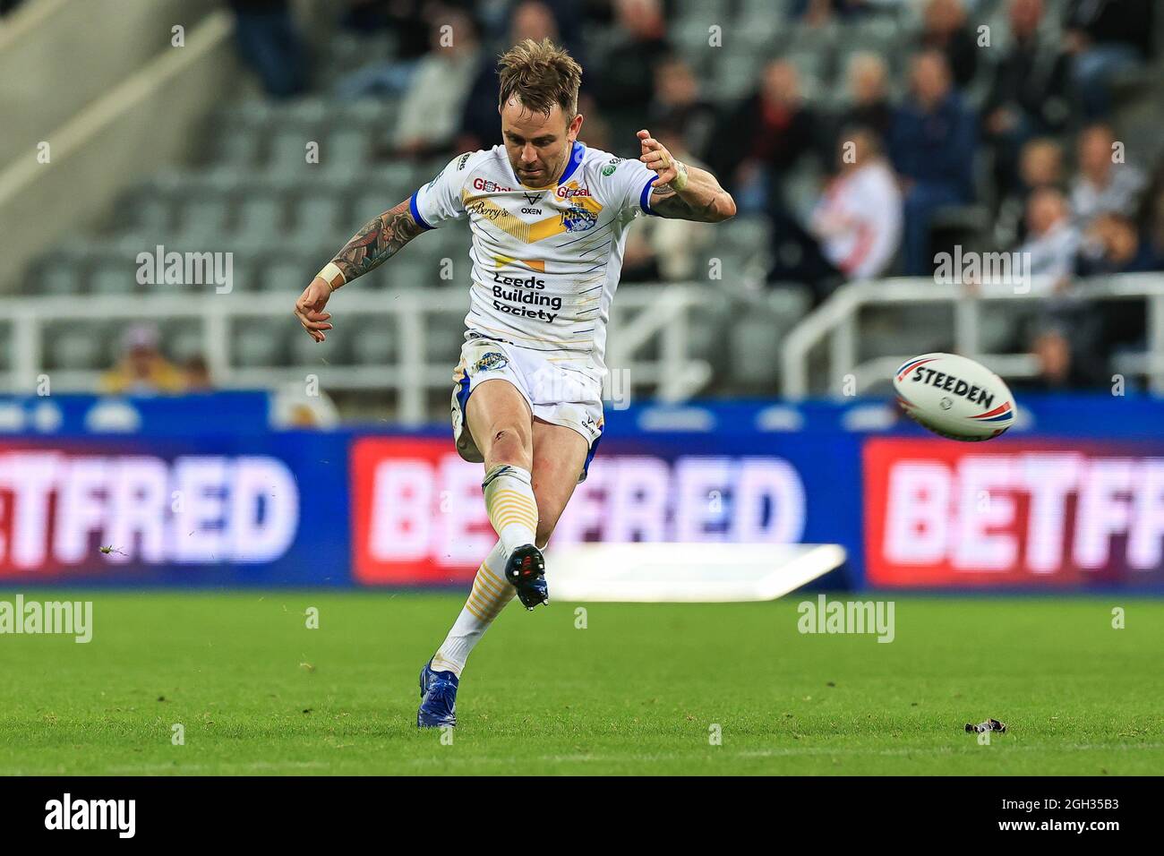 Richie Myler (16) of Leeds Rhinos misses his attempt at the the golden ...