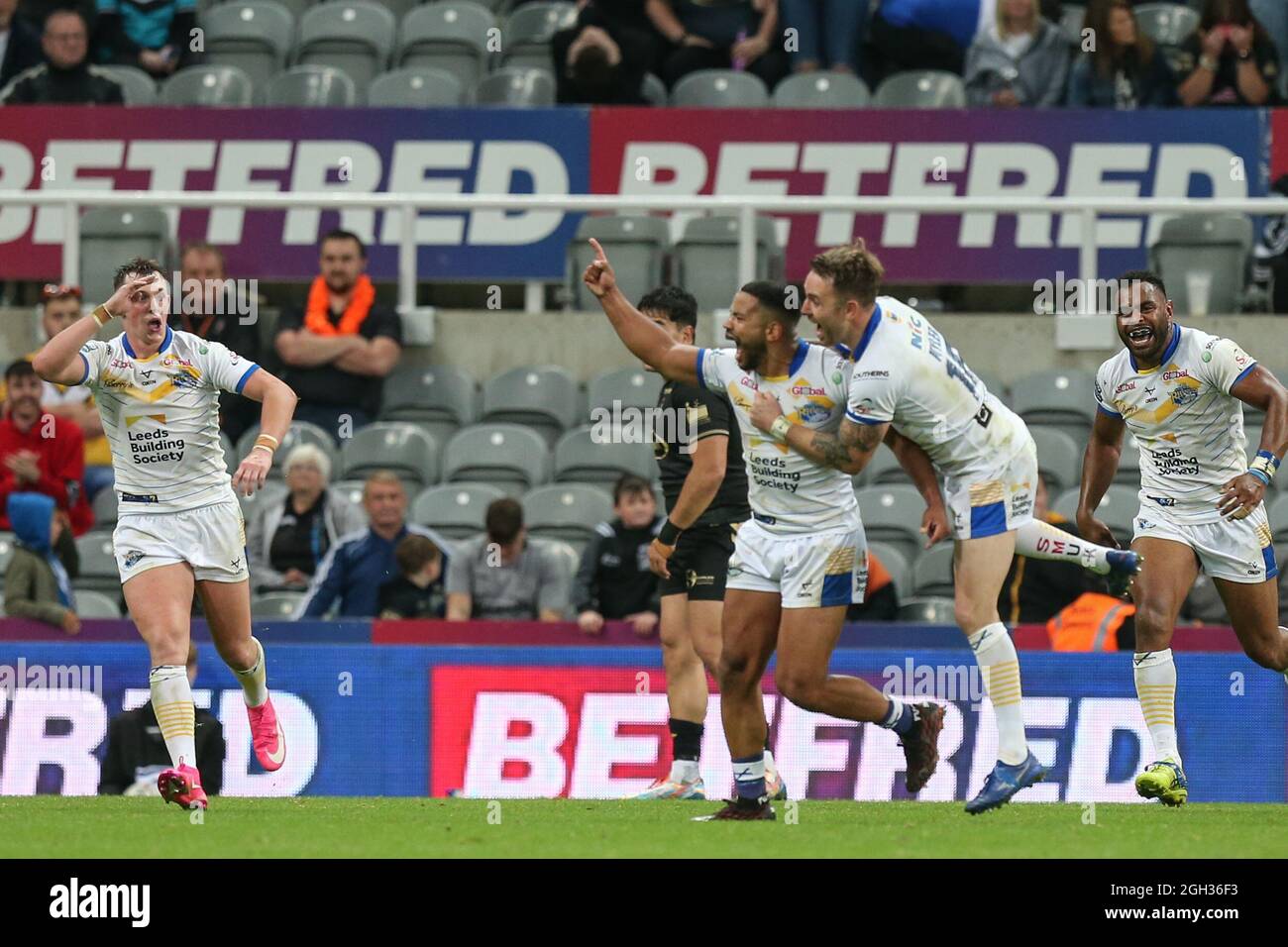 Kruise Leeming (9) of Leeds Rhinos celebrates the winning point Stock ...