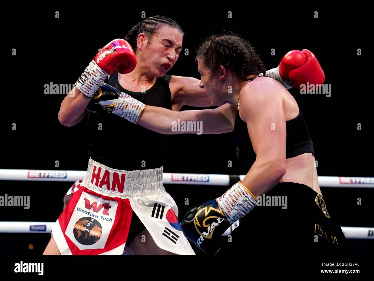 Jennifer Han (left) and Katie Taylor in their Undisputed Lightweight ...