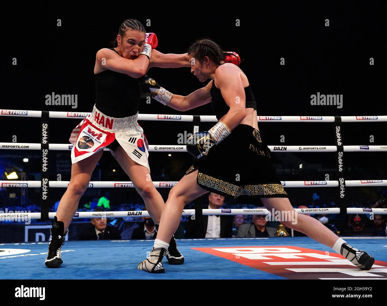 Jennifer Han (left) and Katie Taylor in their Undisputed Lightweight ...