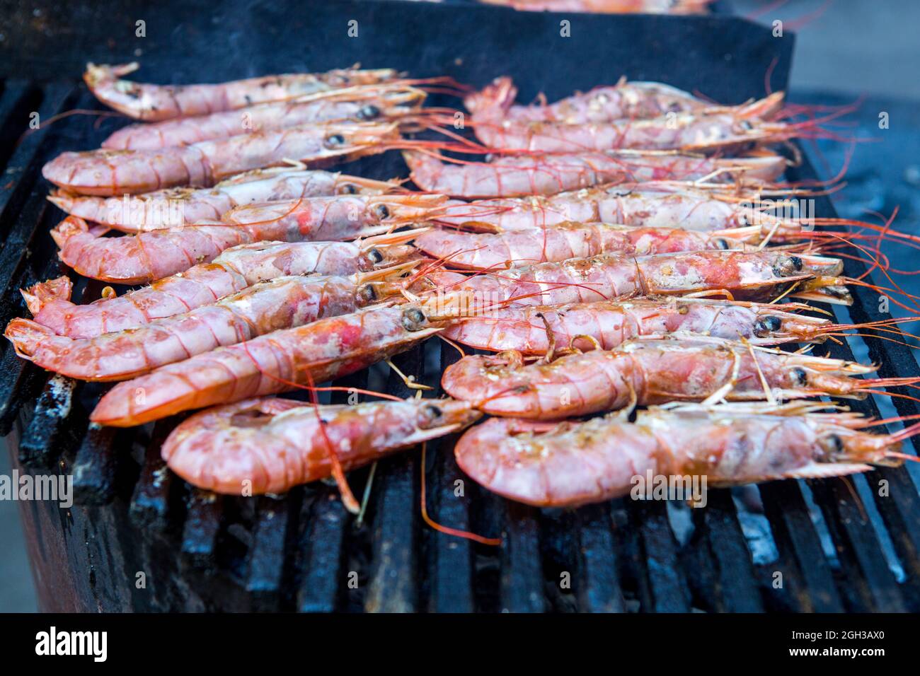 Shrimp on the grill. Large royal prawns on the grill Stock Photo - Alamy