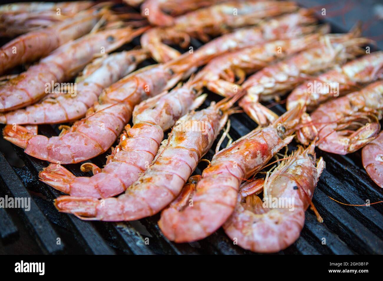 Shrimp on the grill. Large royal prawns on the grill Stock Photo - Alamy