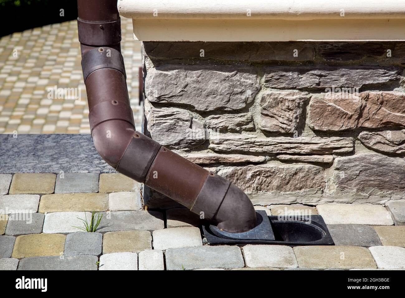 Drainpipe downpipe down drain pipe hi-res stock photography and images ...