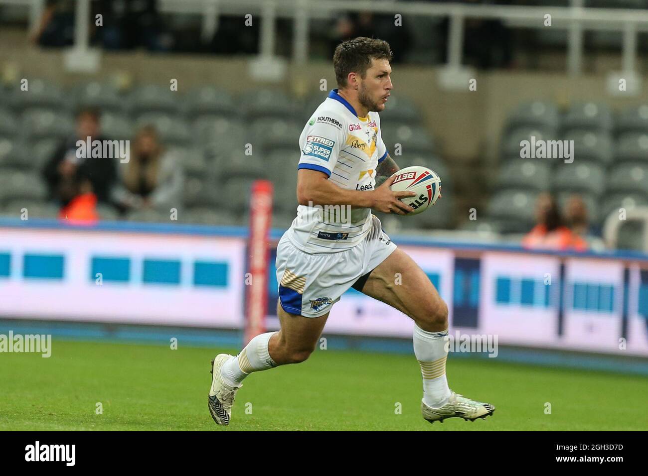 Tom Briscoe (2) of Leeds Rhinos runs with the ball Stock Photo - Alamy