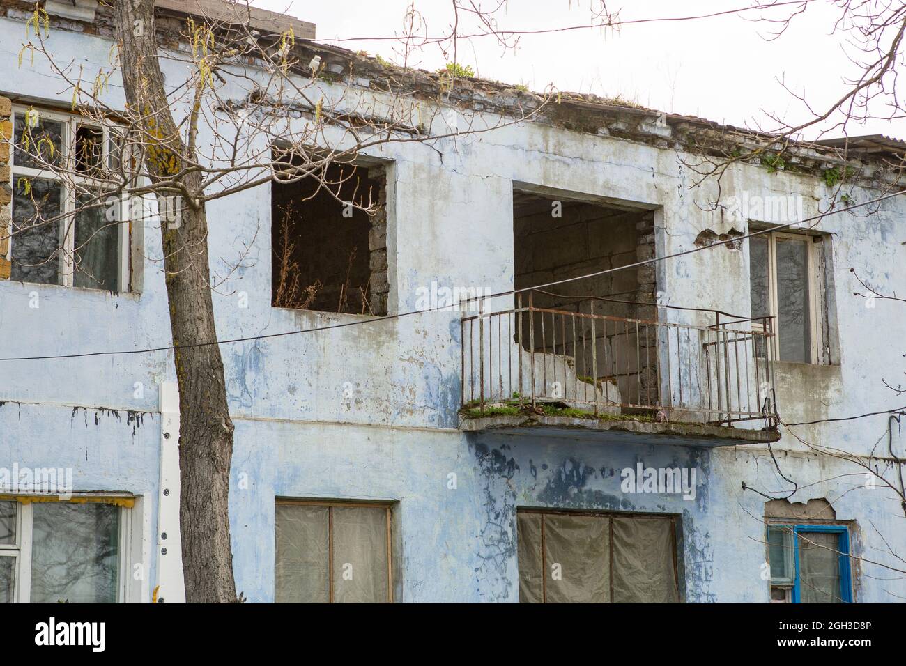 Rock home house ruin ruins empty hi-res stock photography and images ...