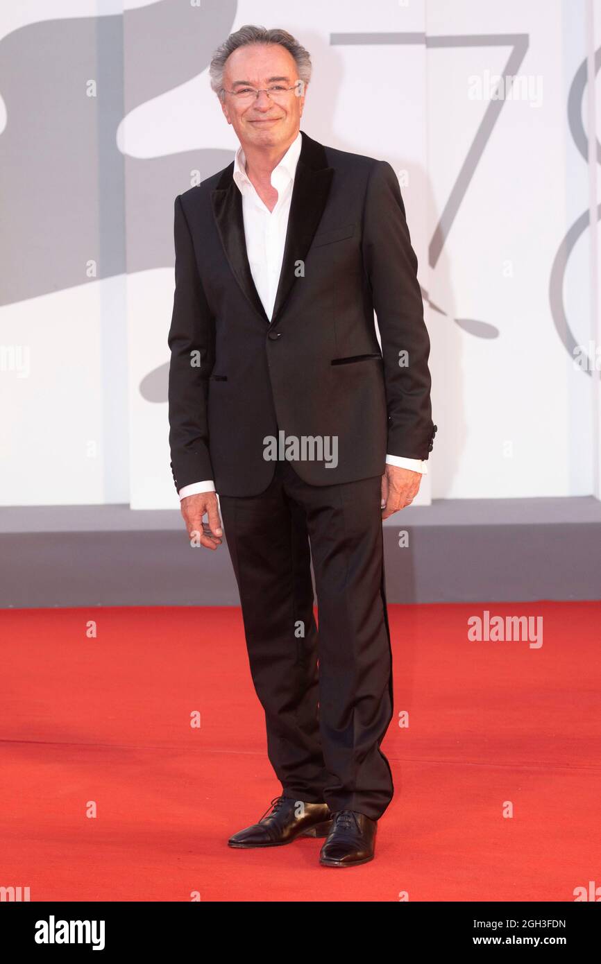 Oscar Martinez attends the premiere of 'Competencia Oficial' during the ...