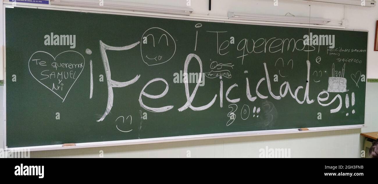 Blackboard with birthday greetings written in Spanish Stock Photo - Alamy