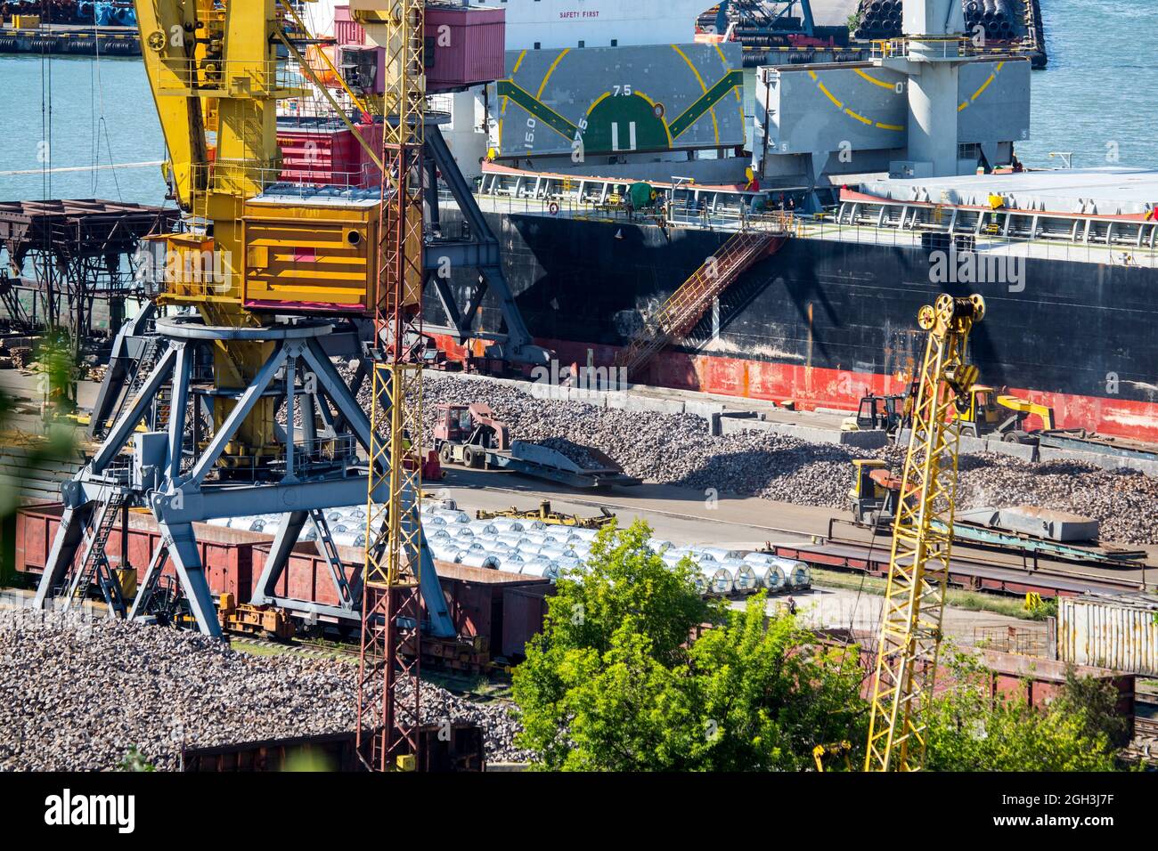 Port terminal of bulk cargo. Iron ore on port terminal Stock Photo - Alamy