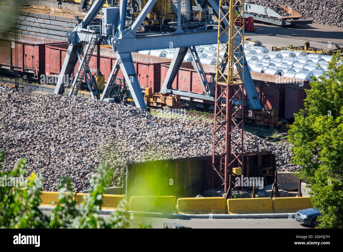 Port terminal of bulk cargo. Iron ore on port terminal Stock Photo - Alamy