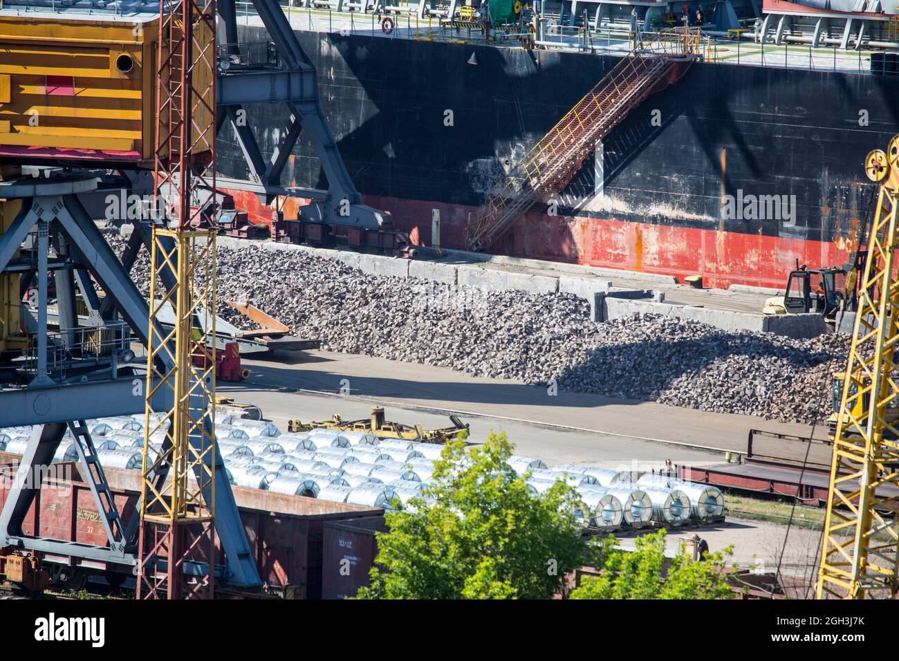 Port terminal of bulk cargo. Iron ore on port terminal Stock Photo - Alamy