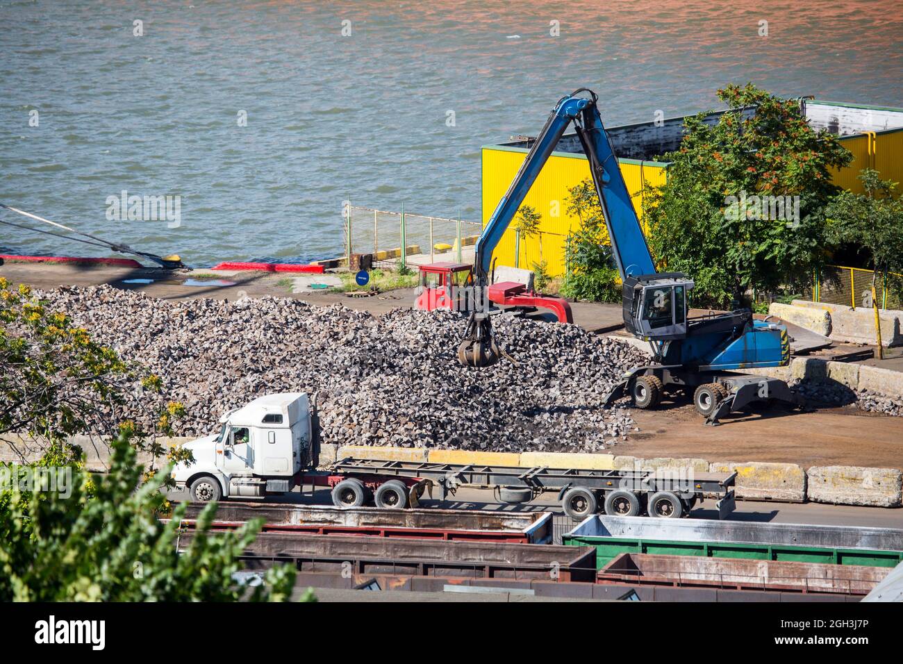 Port terminal of bulk cargo. Iron ore on port terminal Stock Photo - Alamy