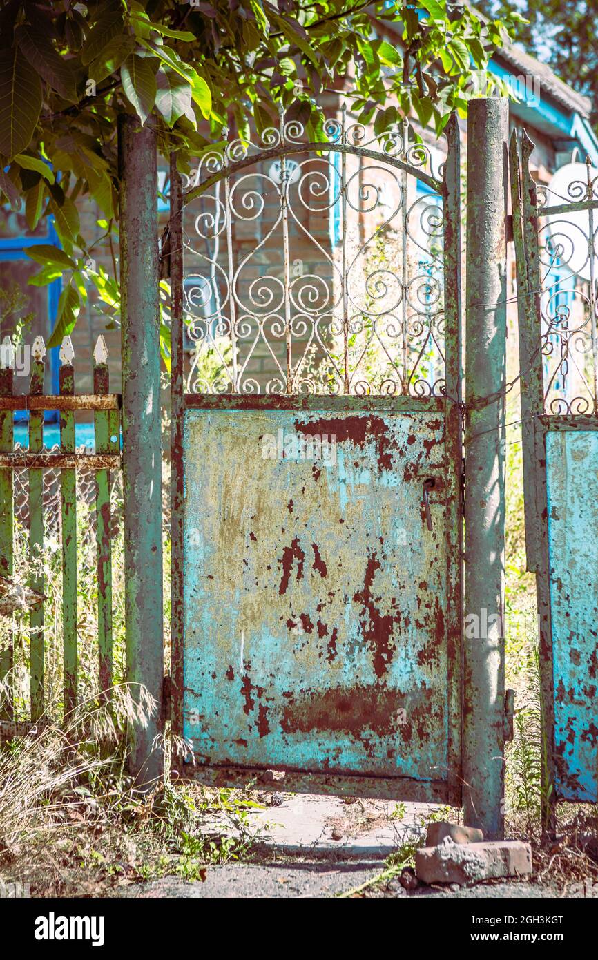 Garden gate broken hi-res stock photography and images - Alamy