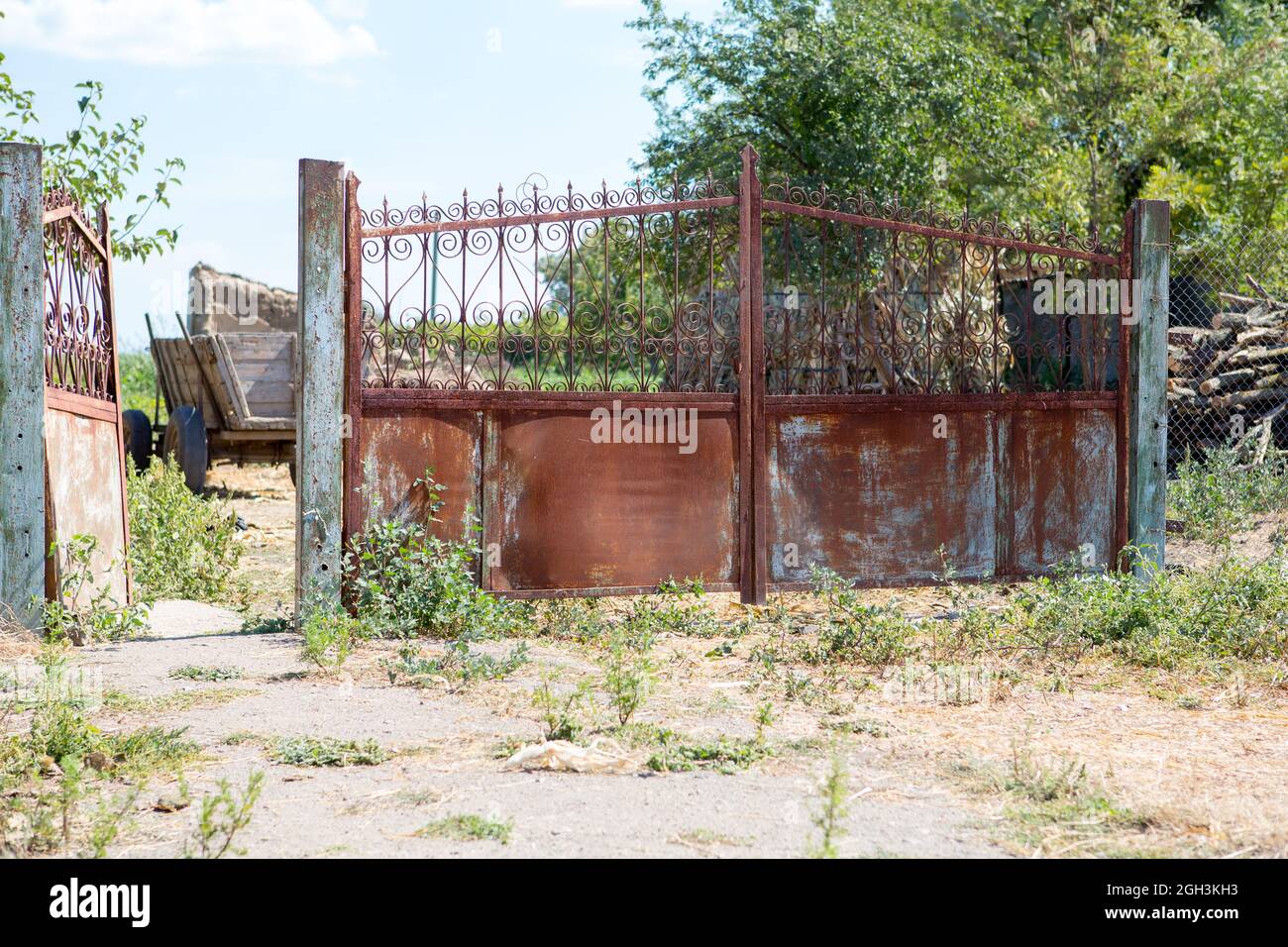 Garden gate broken hi-res stock photography and images - Alamy