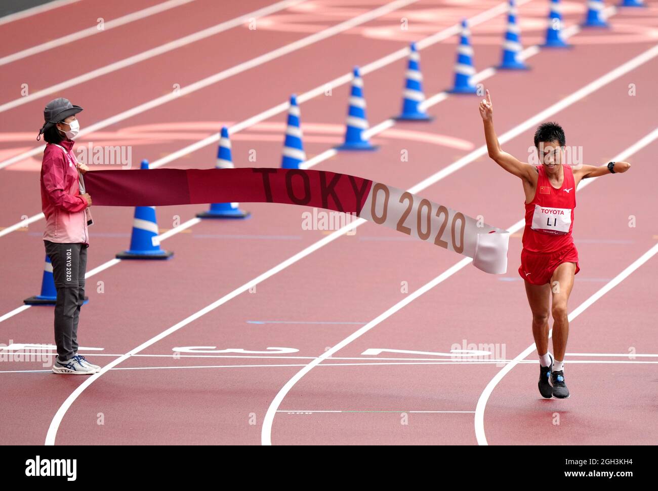 People's Republic of China's Li Chaoyan crosses the line to win the Men ...