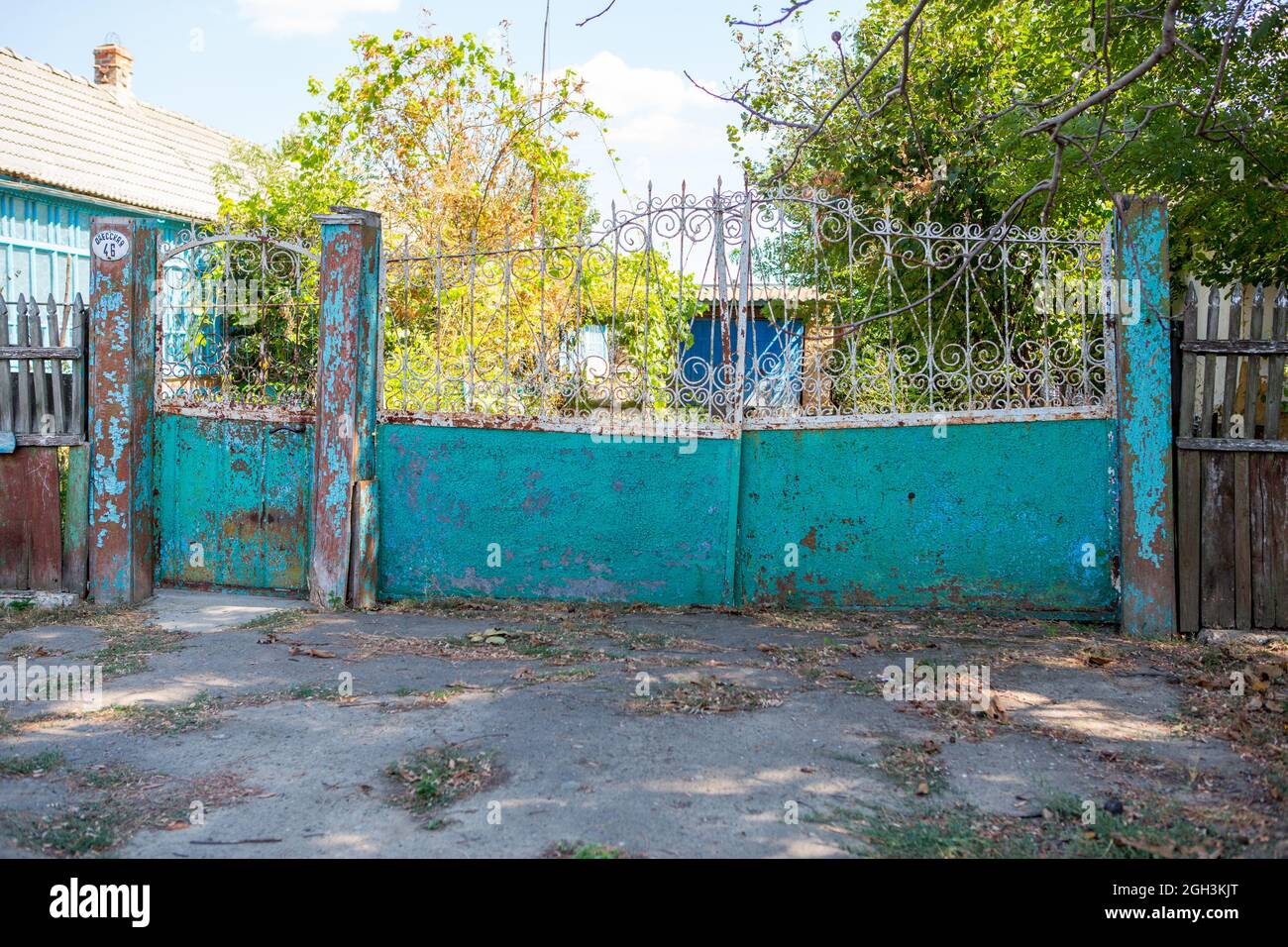 Broken garden gate hi-res stock photography and images - Alamy