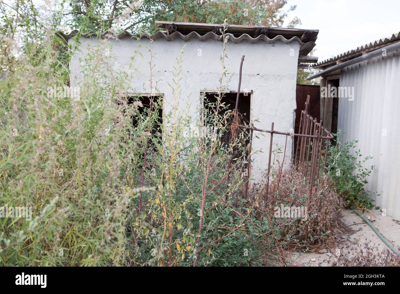 Old house ruins hi-res stock photography and images - Alamy