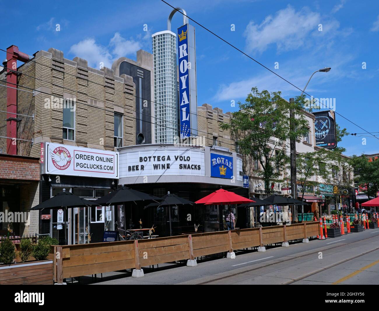 Outdoor cafes along the road on a main street in downtown Toronto Stock ...
