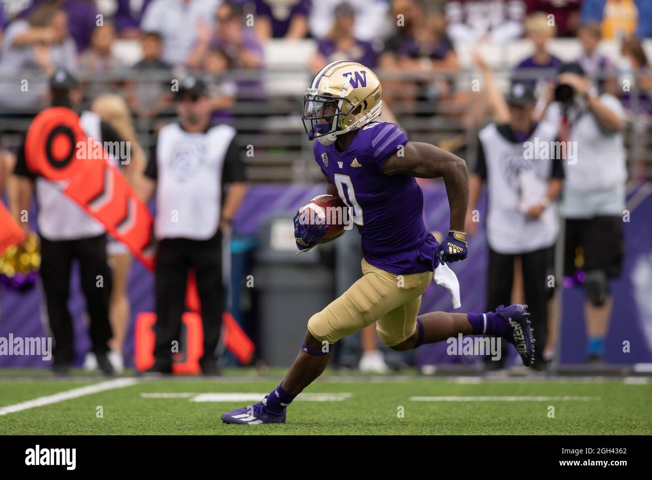 Washington Huskies wide receiver Giles Jackson (0) returning a kickoff ...