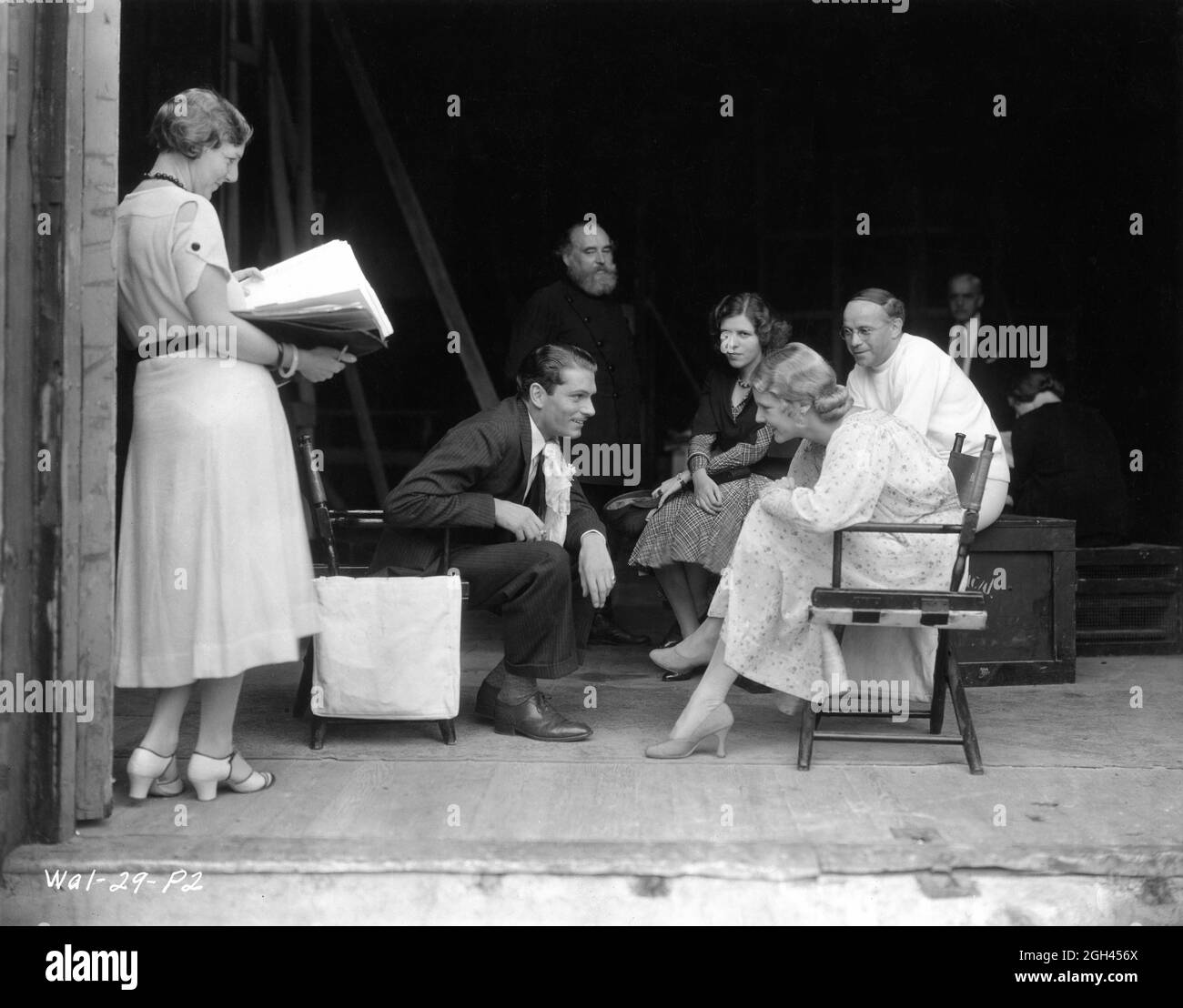 LAURENCE OLIVIER and ELISSA LANDI on set candid with Crew Members ...