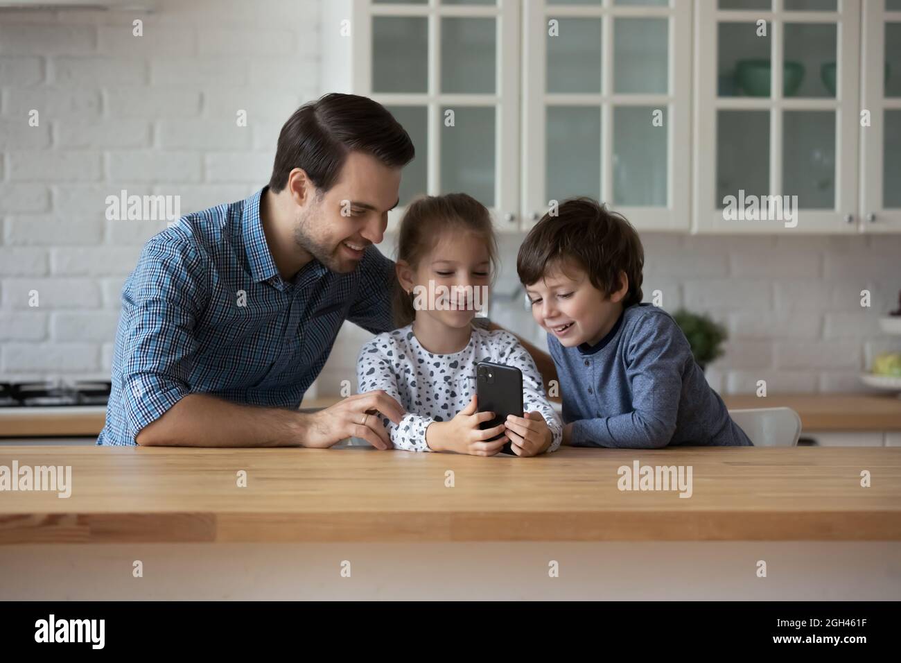 Electronic shop child hi-res stock photography and images - Alamy