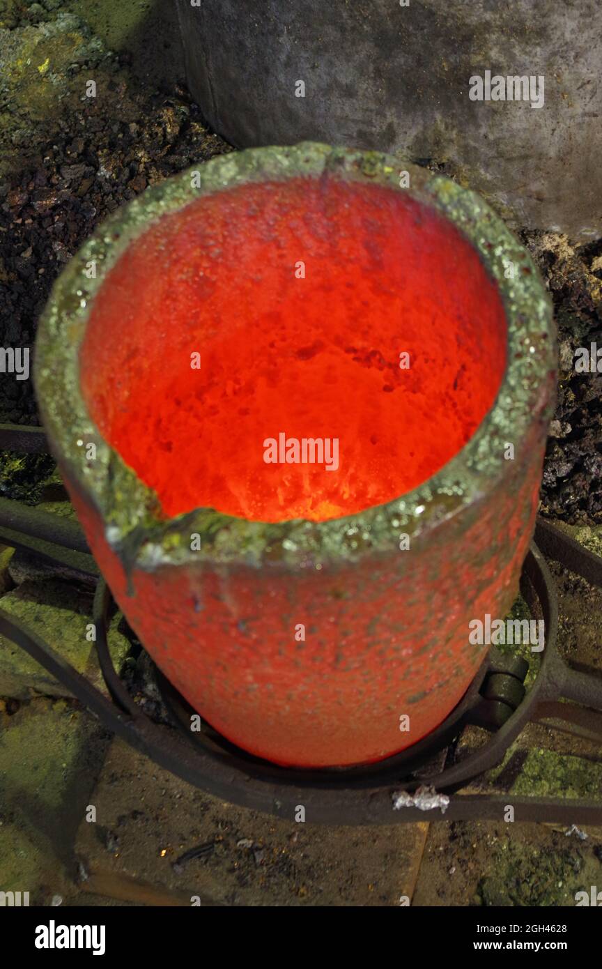 Crucible production hi-res stock photography and images - Alamy
