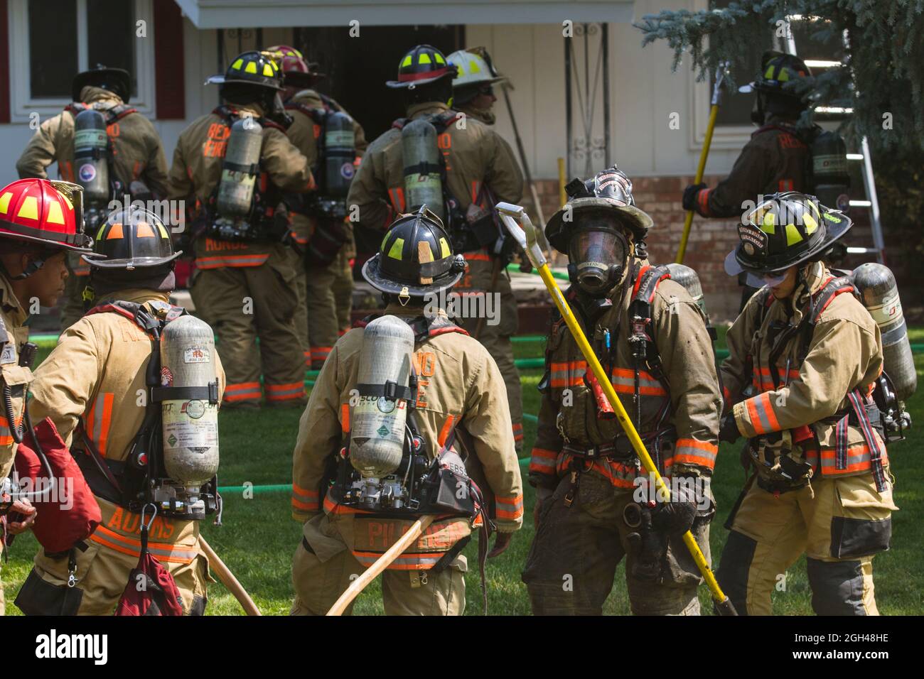 Firefighters working put out fire hi-res stock photography and images ...