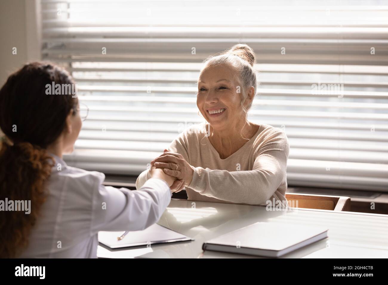 Doctor thanking people hi-res stock photography and images - Alamy